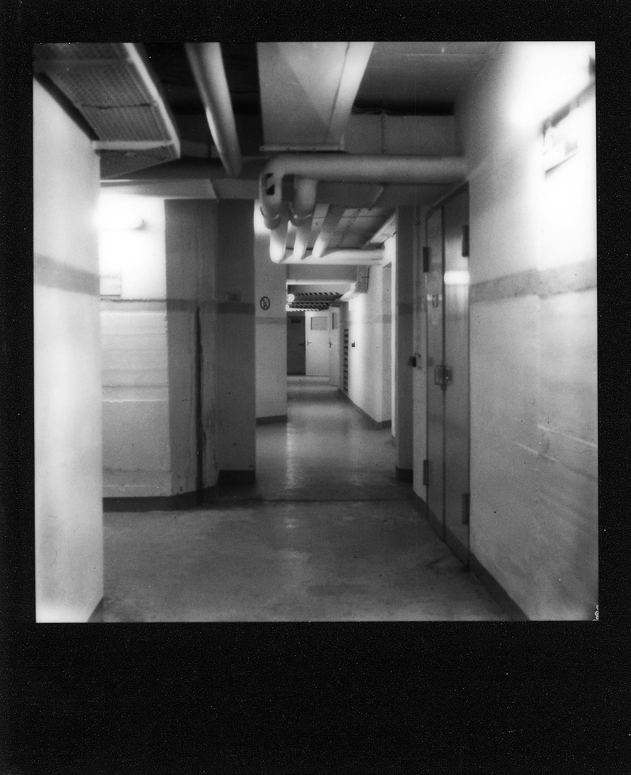 2023: Fotoausstellung "POLAROIDS" mit SW-Sofortbildern von Anna Borek ...